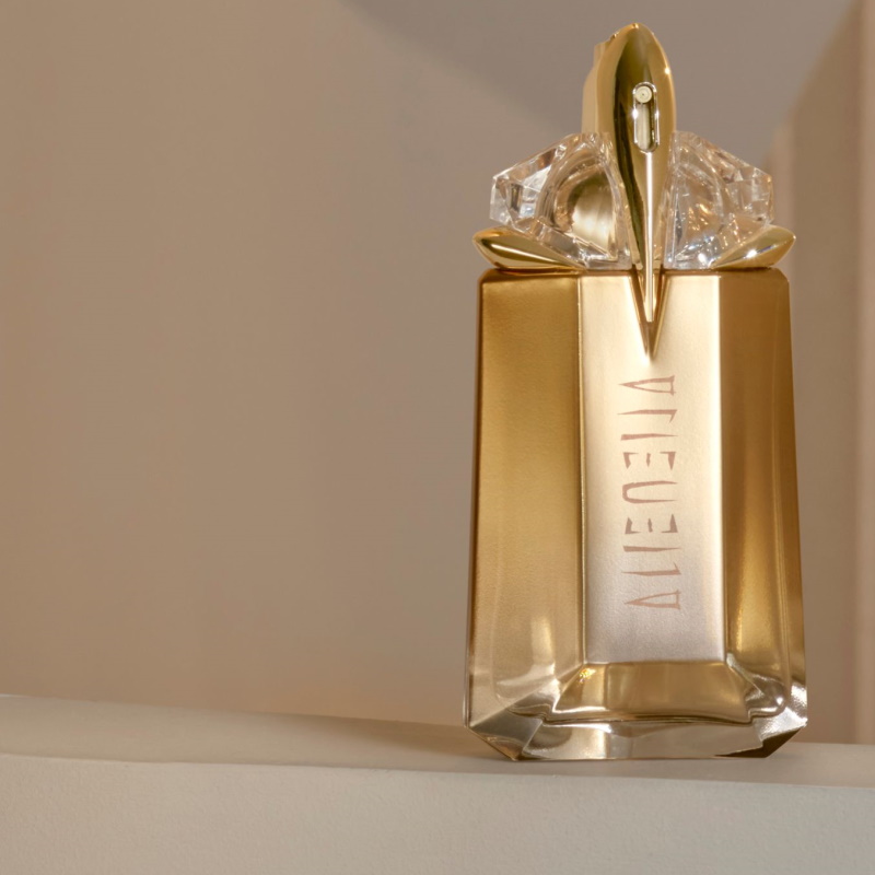 Alien Goddess : le nouveau parfum Mugler représenté par Willow Smith ...
