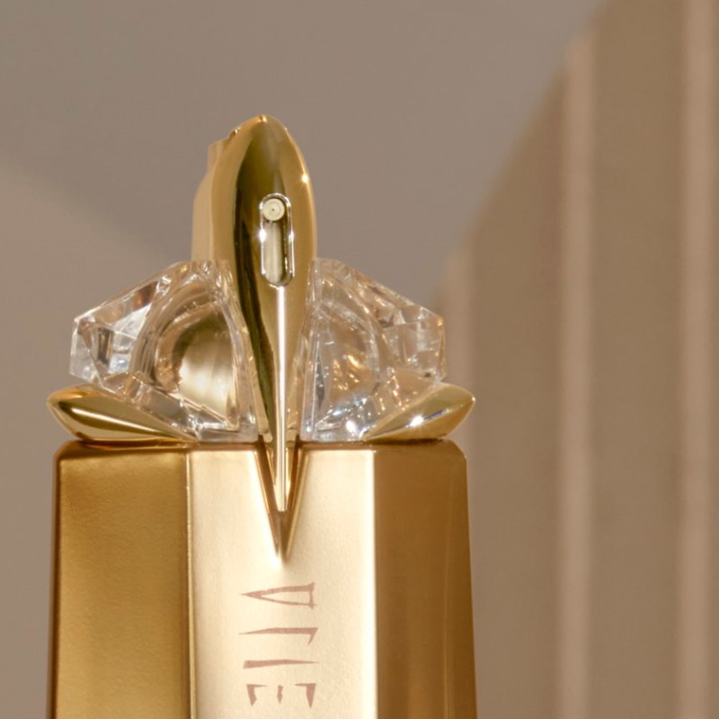 Alien Goddess : le nouveau parfum Mugler représenté par Willow Smith ...
